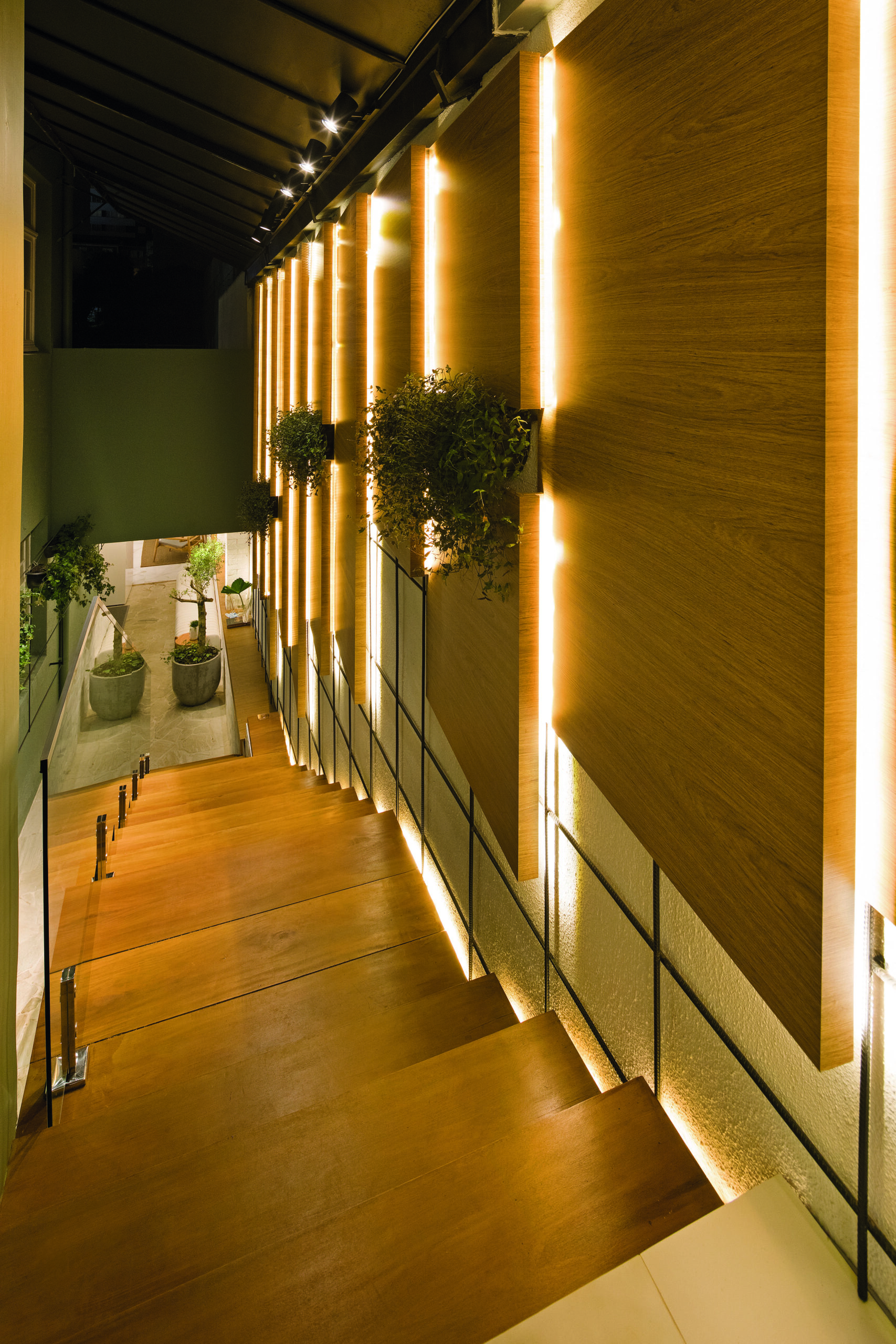 Como iluminar escadas com estilo e segurança